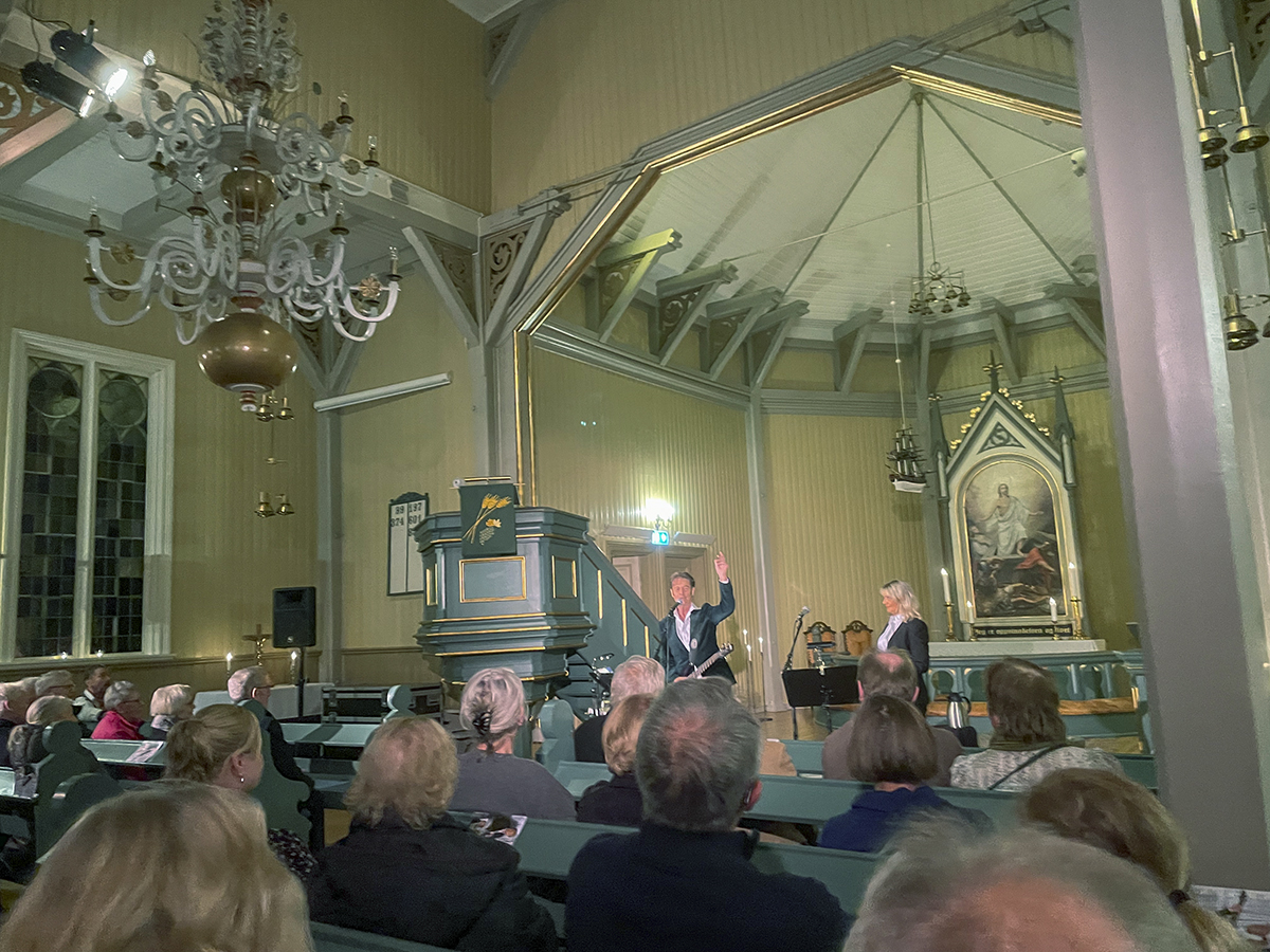 Jard & Carina drog full kyrka